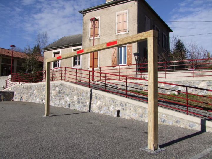 Portique fixe acier avec habillage bois Egletons